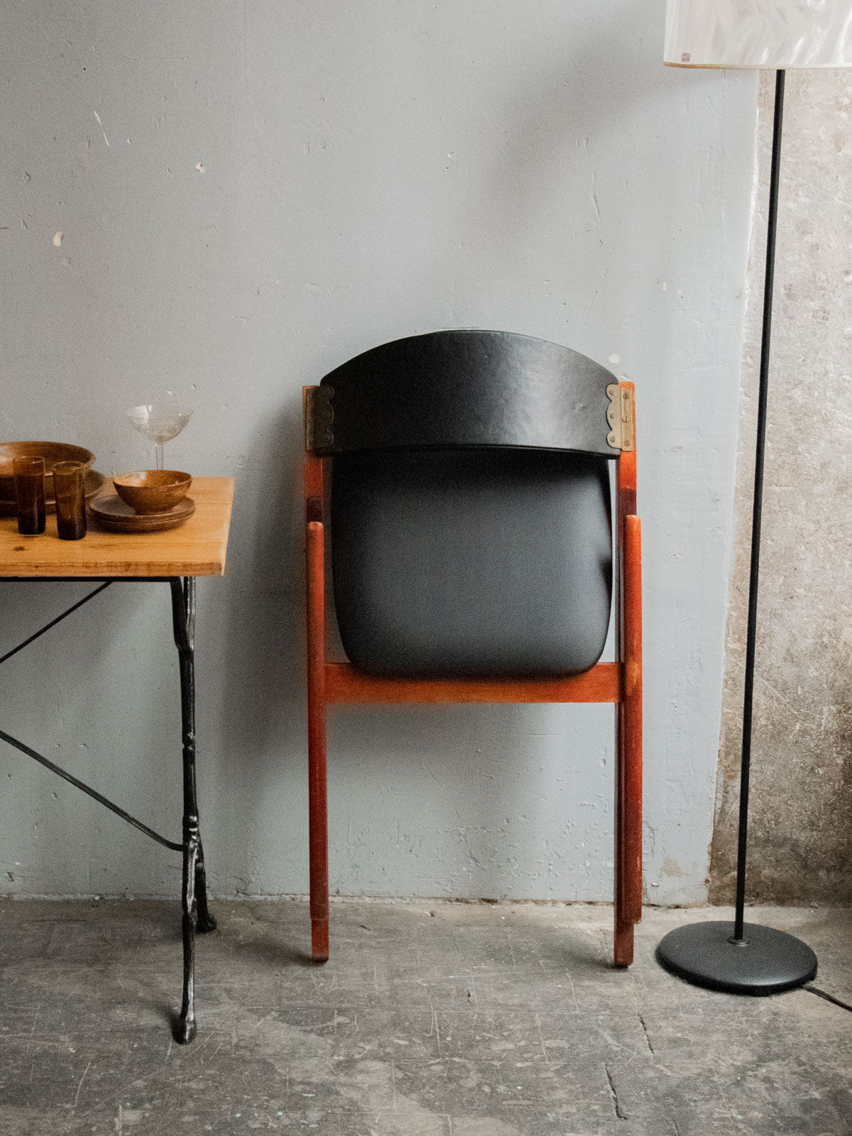 Alma, la chaise pliante en bois et simili cuir N°1174 – Debongout