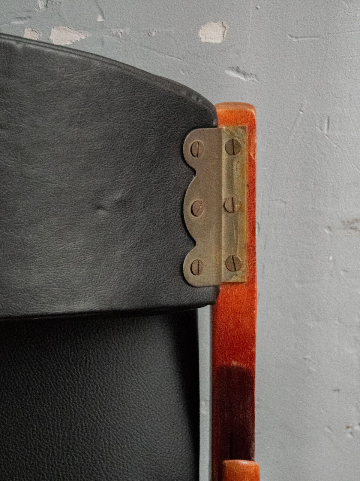 Alma, la chaise pliante en bois et simili cuir N°1174 – Debongout