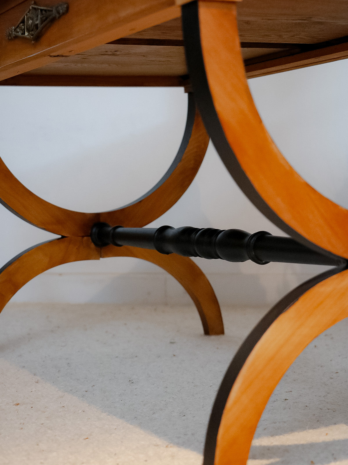 Donna, la table basse en bois et cuir N°720 – Debongout