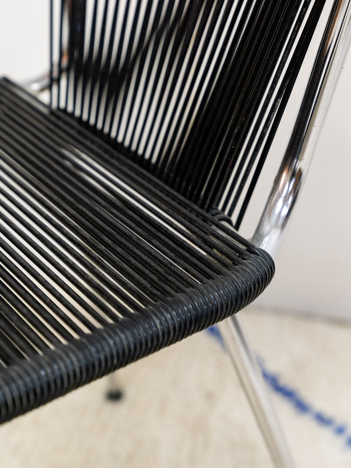 Alma, la paire de chaises en scoubidou N°1171 – Debongout