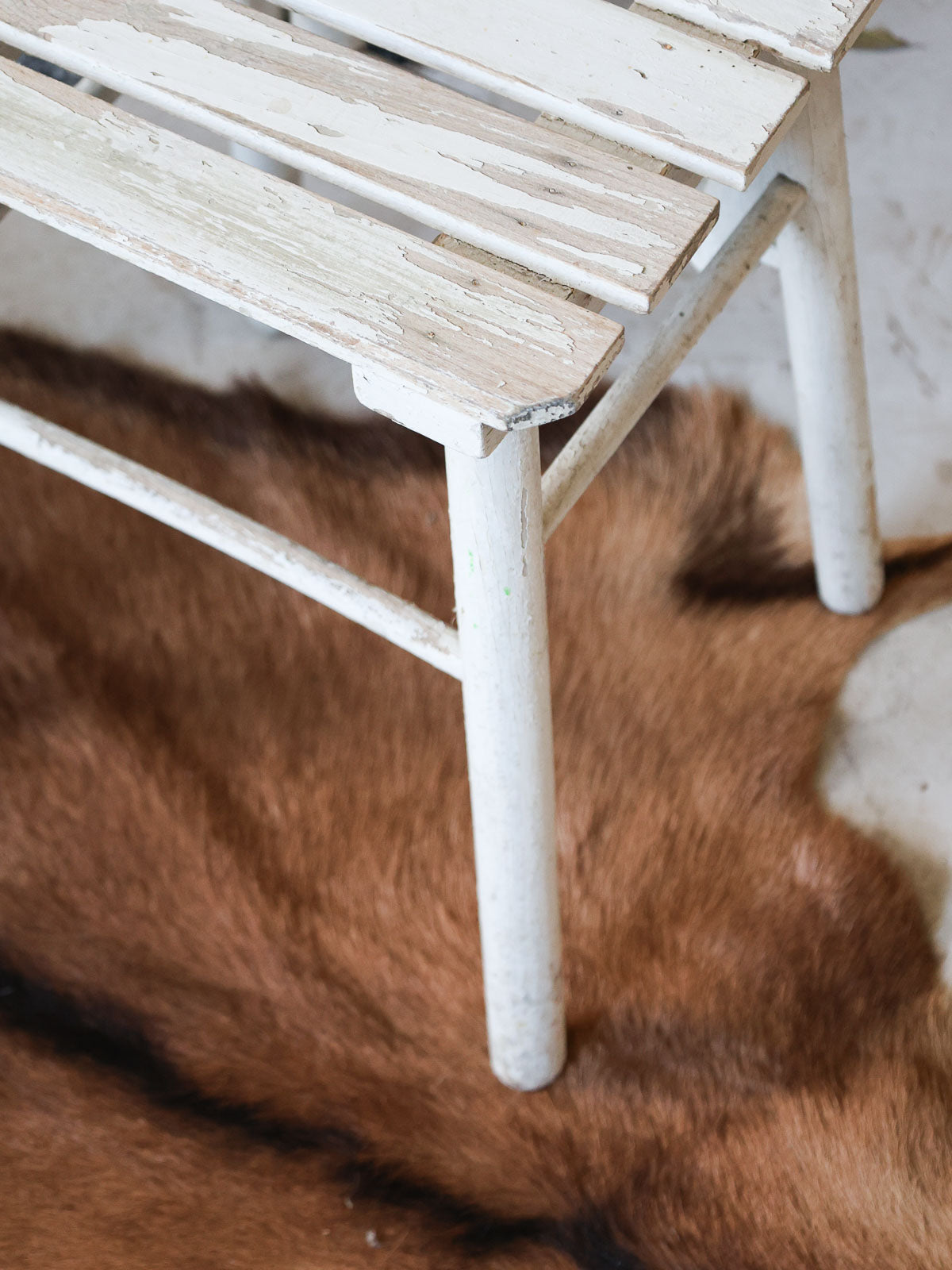 Claude, the white patinated slatted chair No. 944 – Debongout