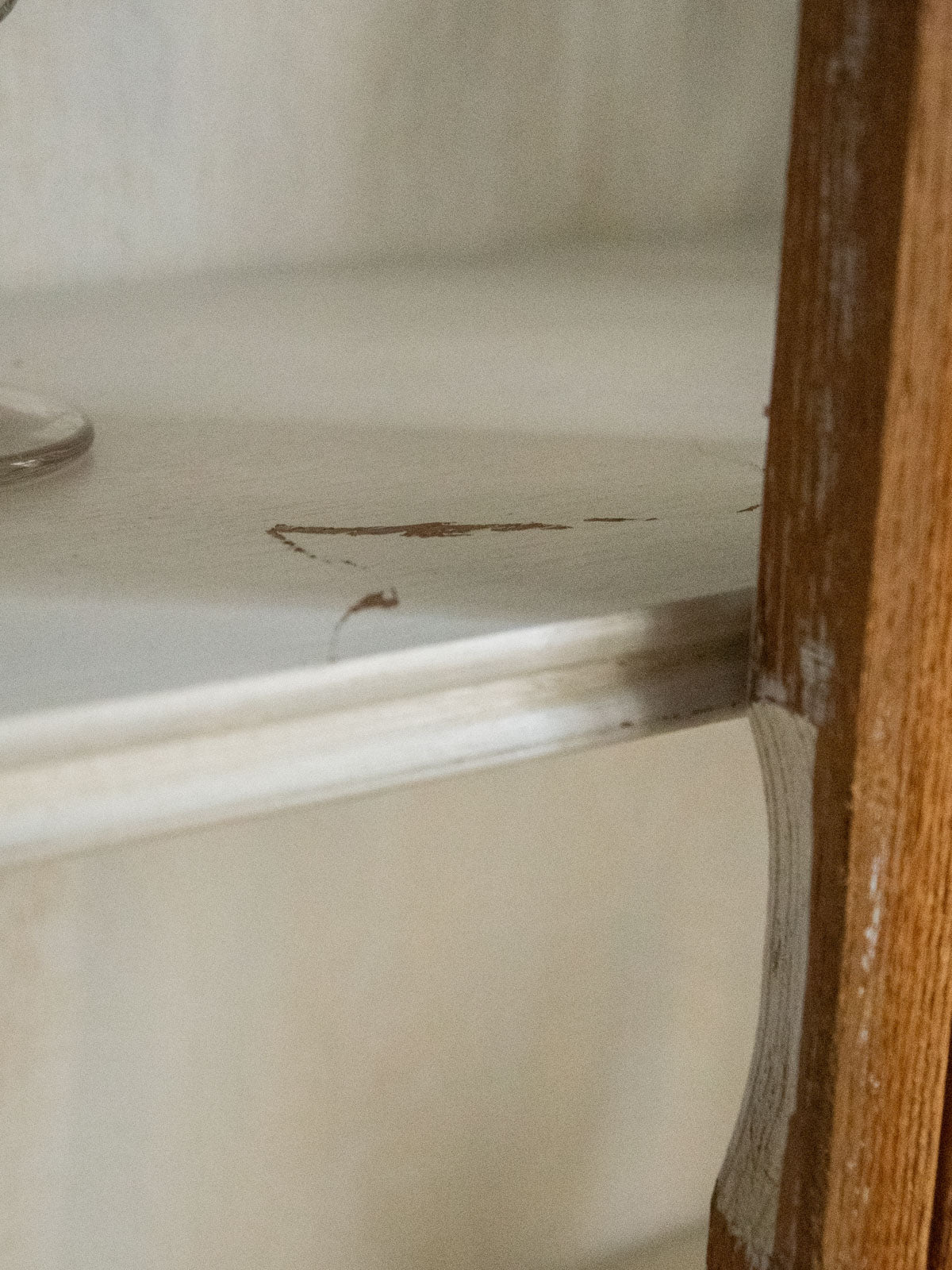 Victoria, the large patinated wooden display case No. 122 – Debongout